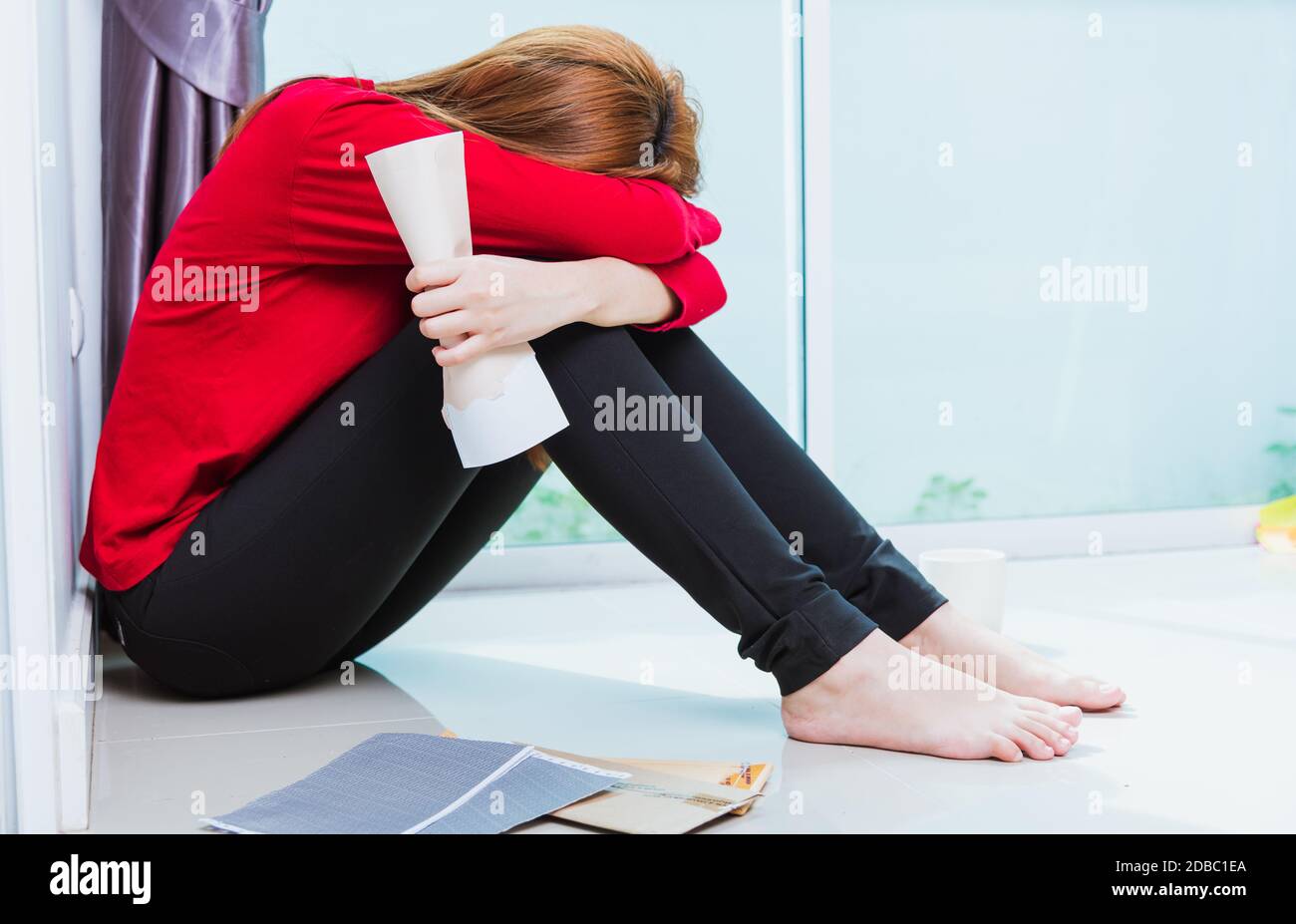 Sad woman hug her knee and cry hi-res stock photography and images - Alamy
