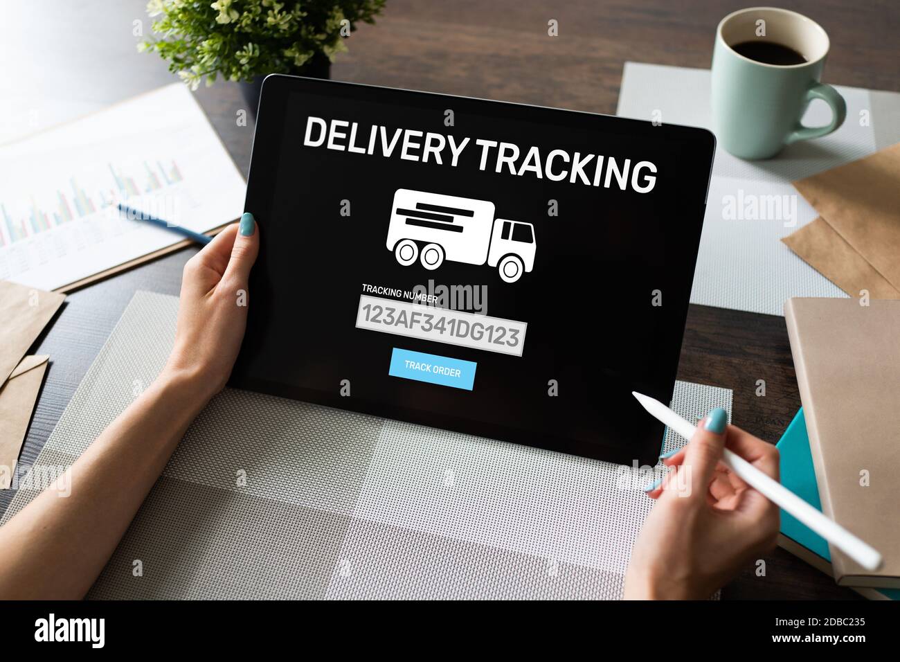 Delivery tracking hi-res stock photography and images - Alamy