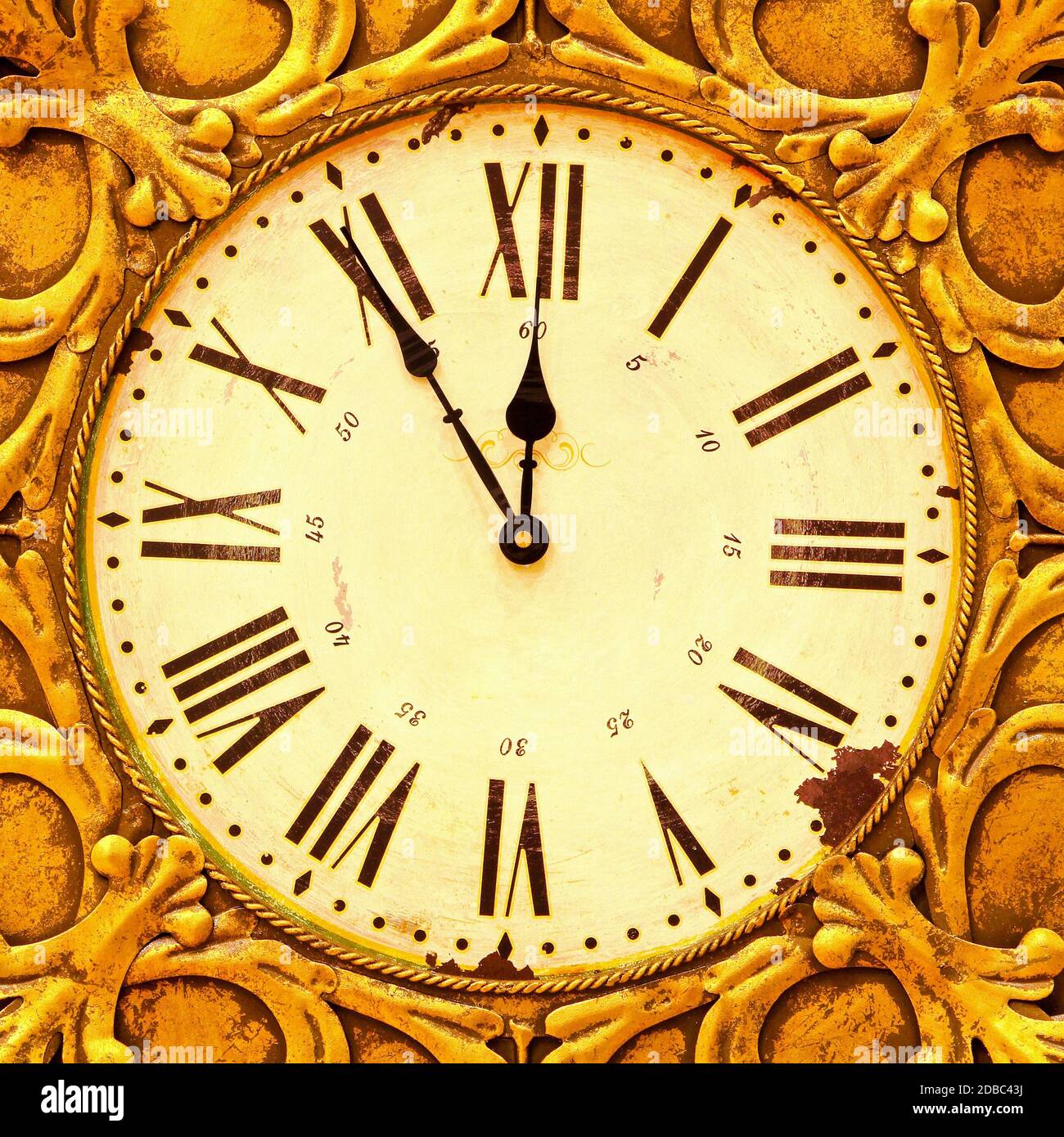 Retro clock gold frame hi-res stock photography and images - Alamy