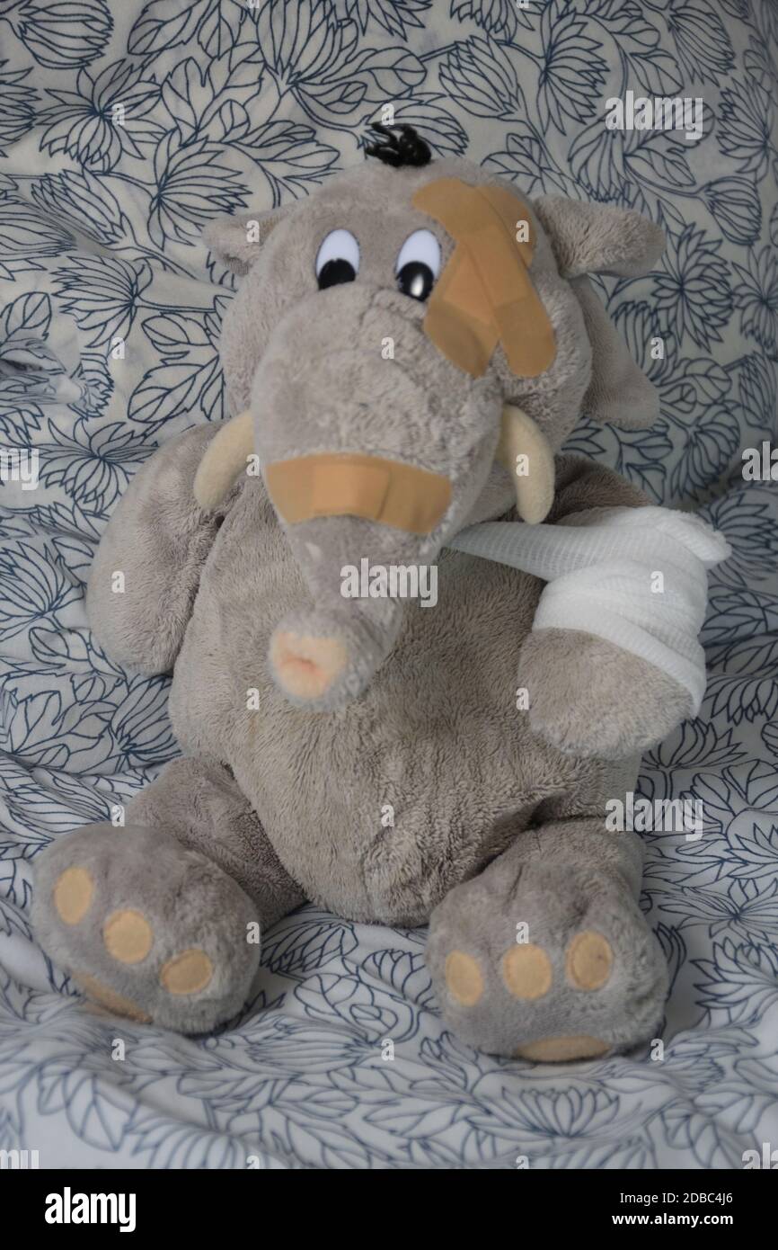 Child stuffed animal therapy hi-res stock photography and images - Alamy