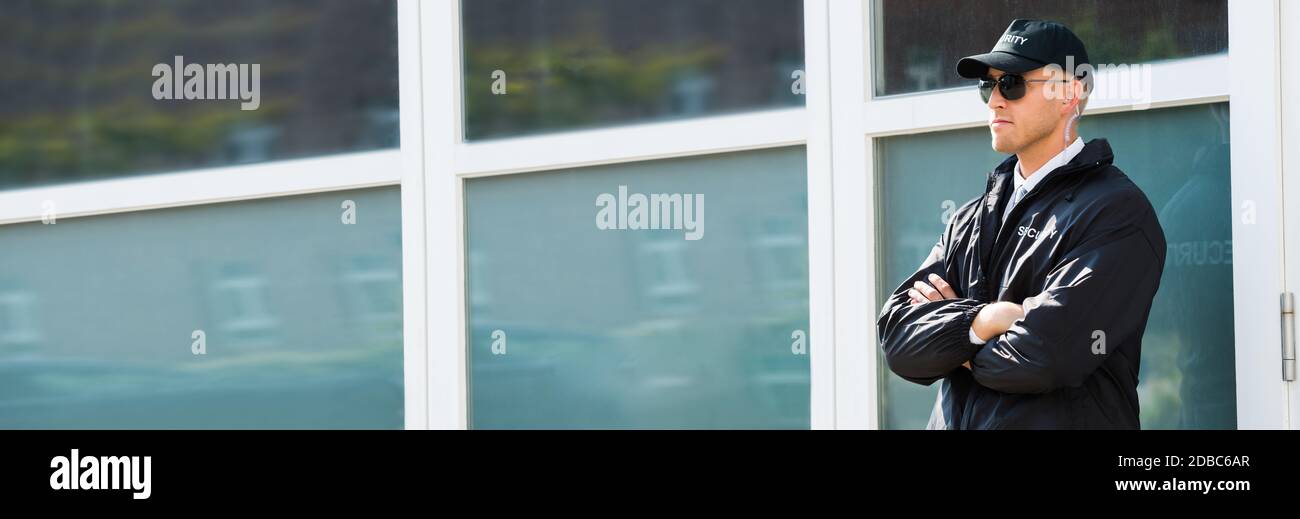 Police officer standing at door hi-res stock photography and images - Alamy