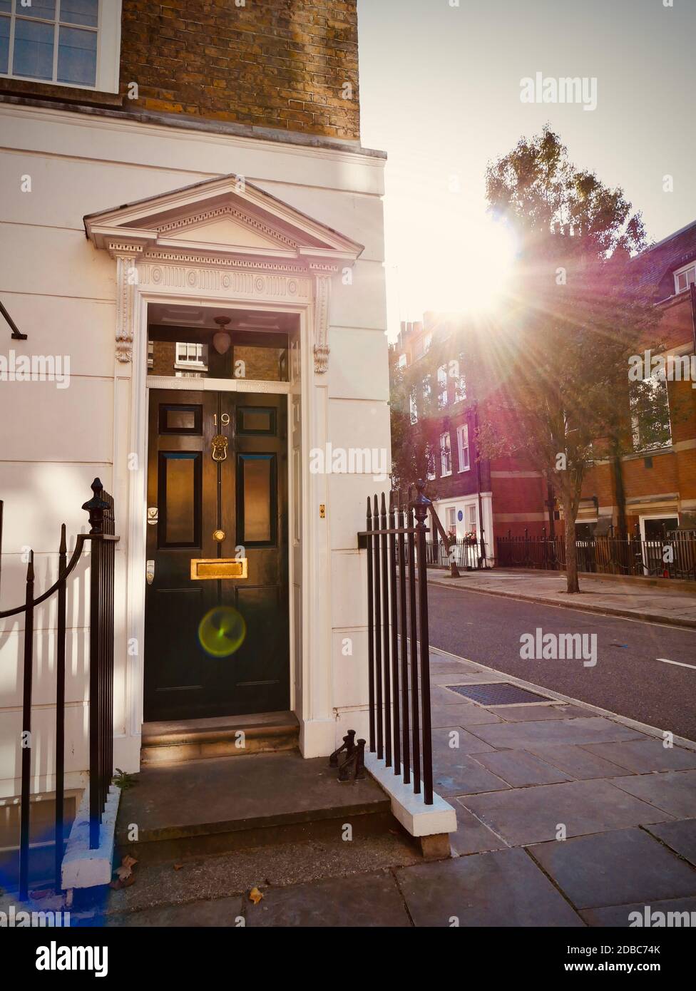 London sun street hi-res stock photography and images - Alamy