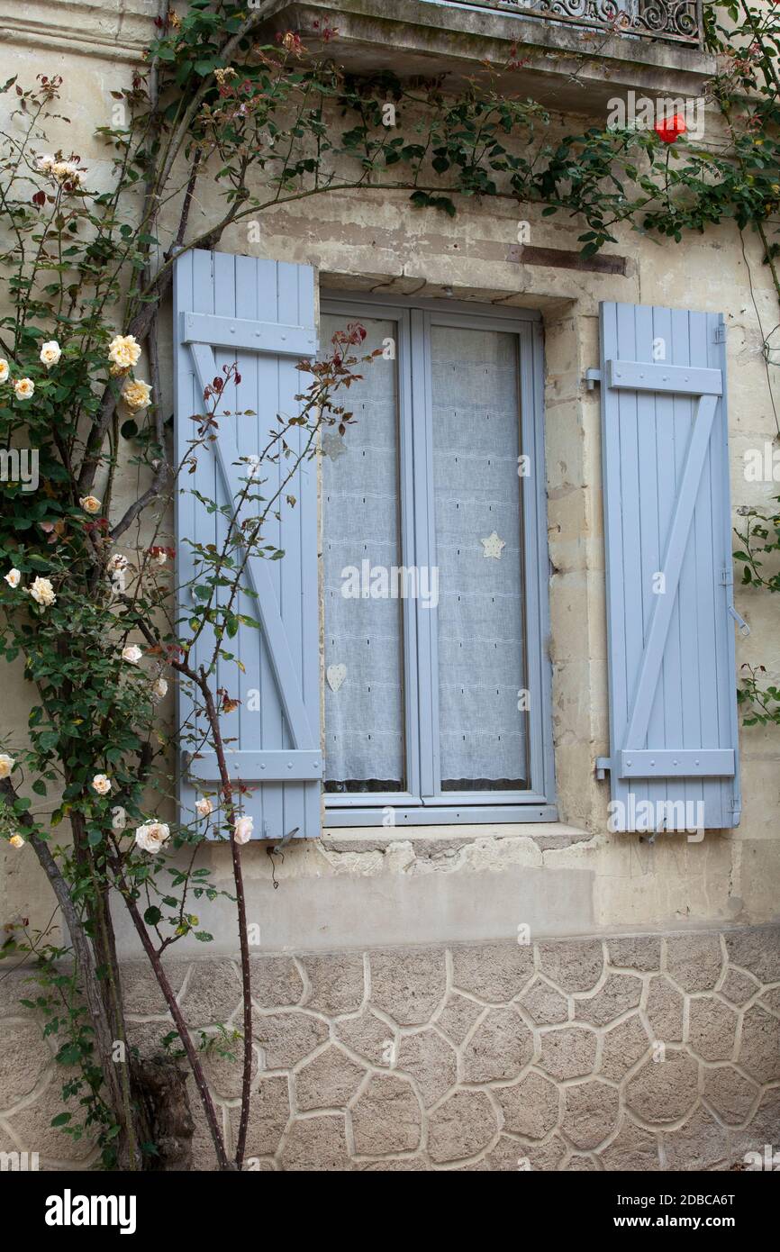 The romantic window with red roses Stock Photo - Alamy