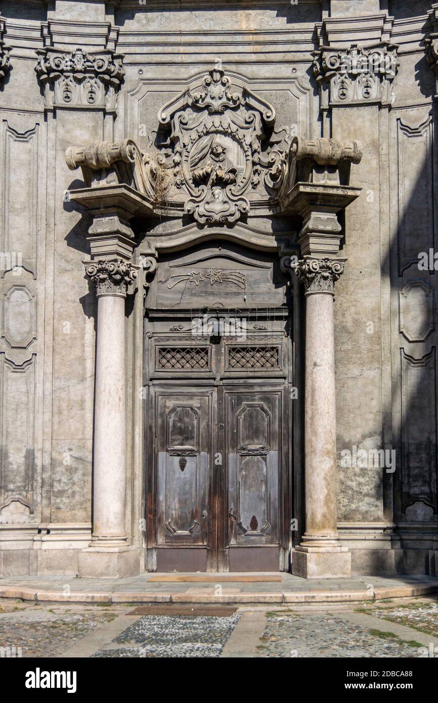 Ornate facade of a church in the city of Milan, Italy Stock Photo - Alamy