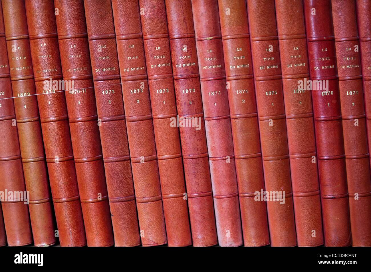 Vintage books in different shades of red and brown in bookcase Stock ...