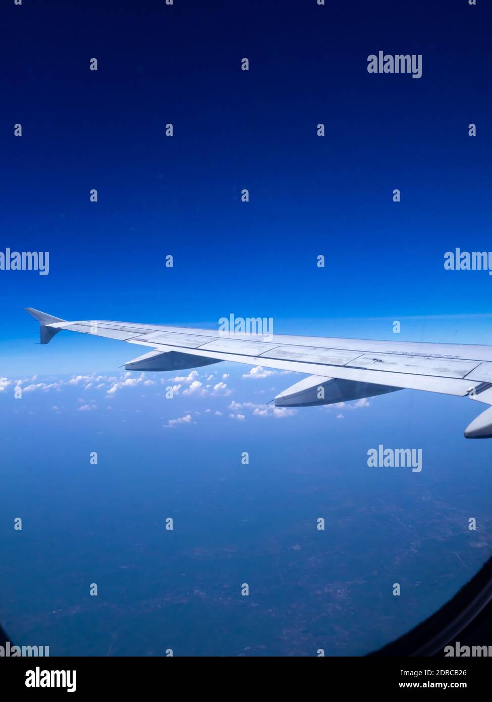 The looking at aircraft wing view from windows Stock Photo - Alamy