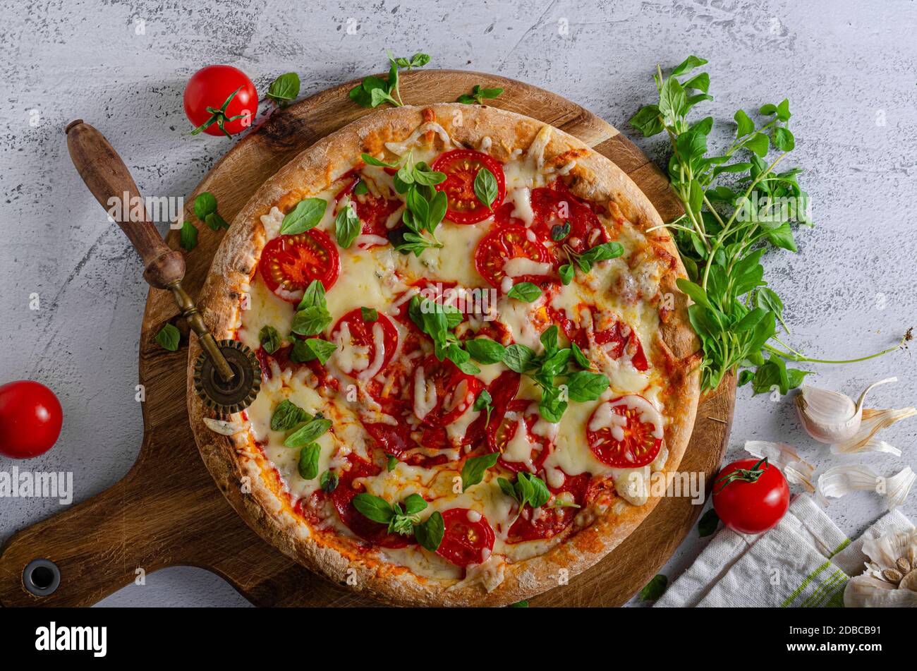 Delicious simple pizza with tomatoes, mozzarella and herbs Stock Photo ...