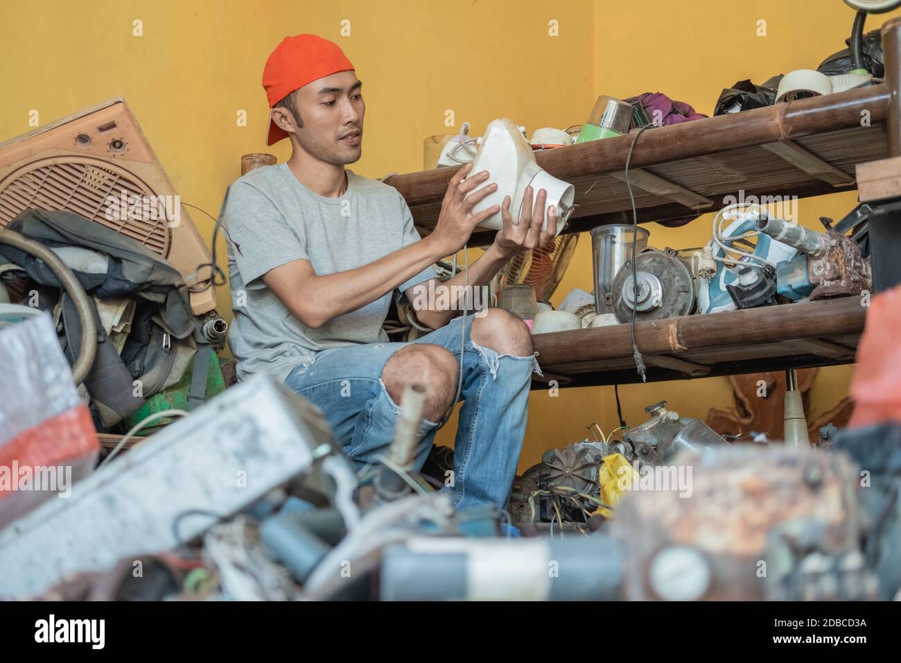 Electronics repairman hi-res stock photography and images - Alamy