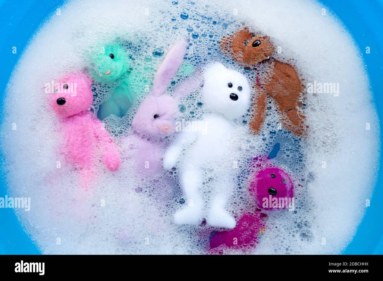 Soak rabbit dolls with bear toys in laundry detergent water dissolution ...