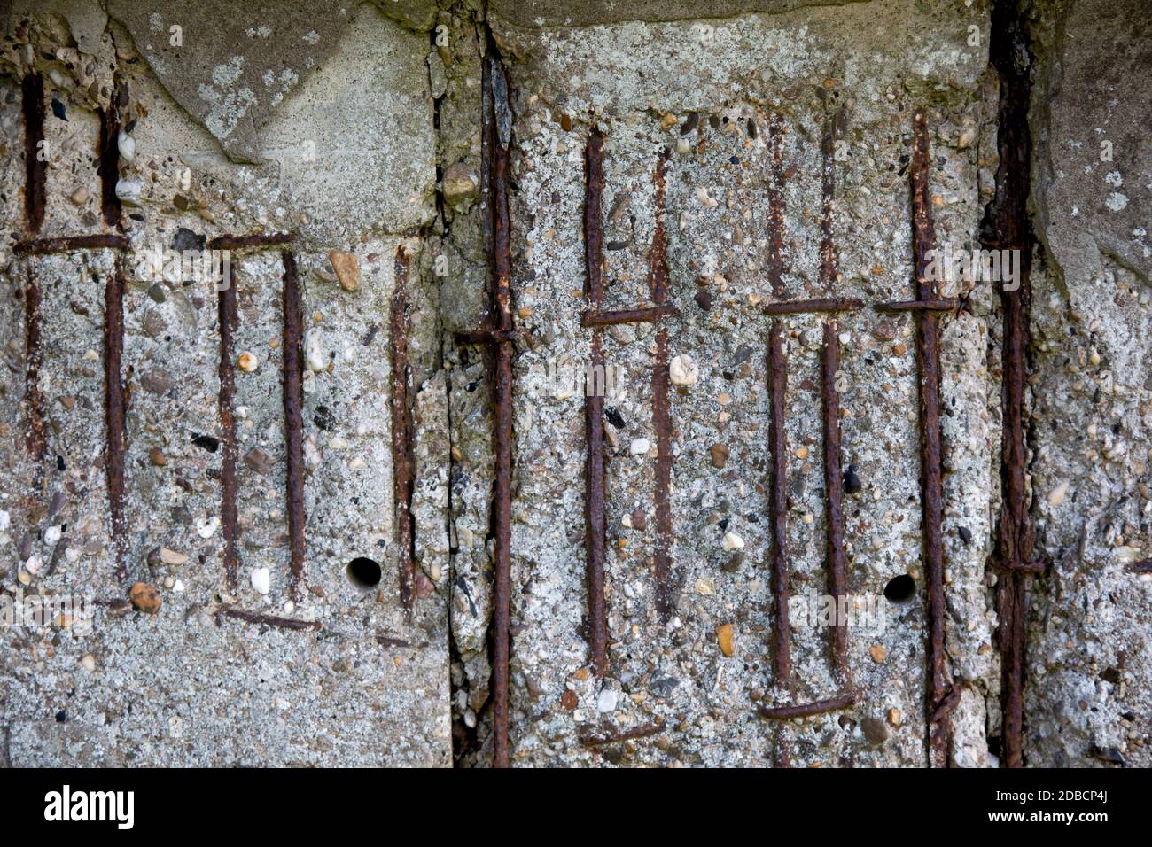Broken reinforced concrete Stock Photo - Alamy