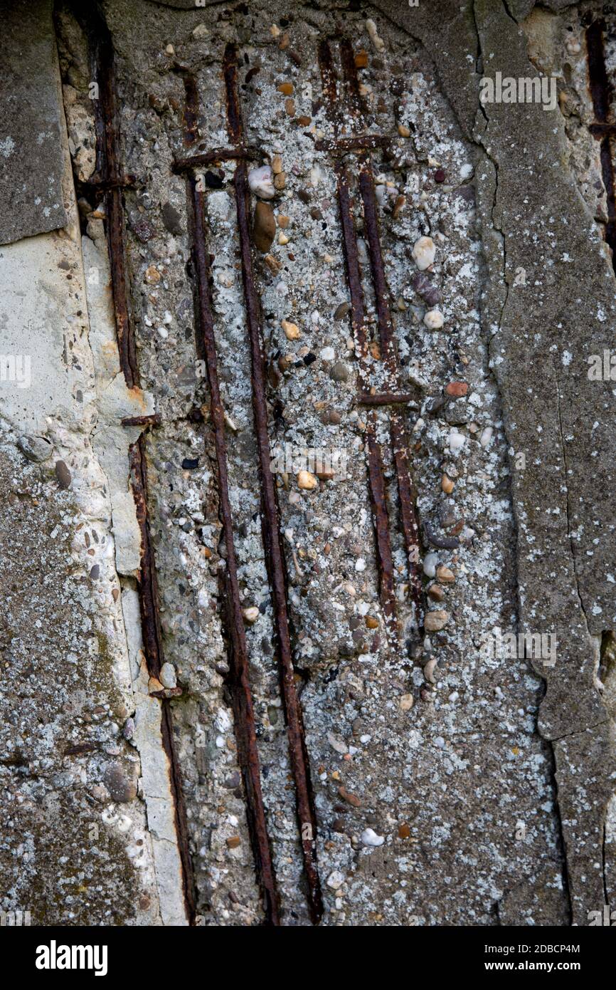 Detail of a broken reinforced concrete wall Stock Photo - Alamy