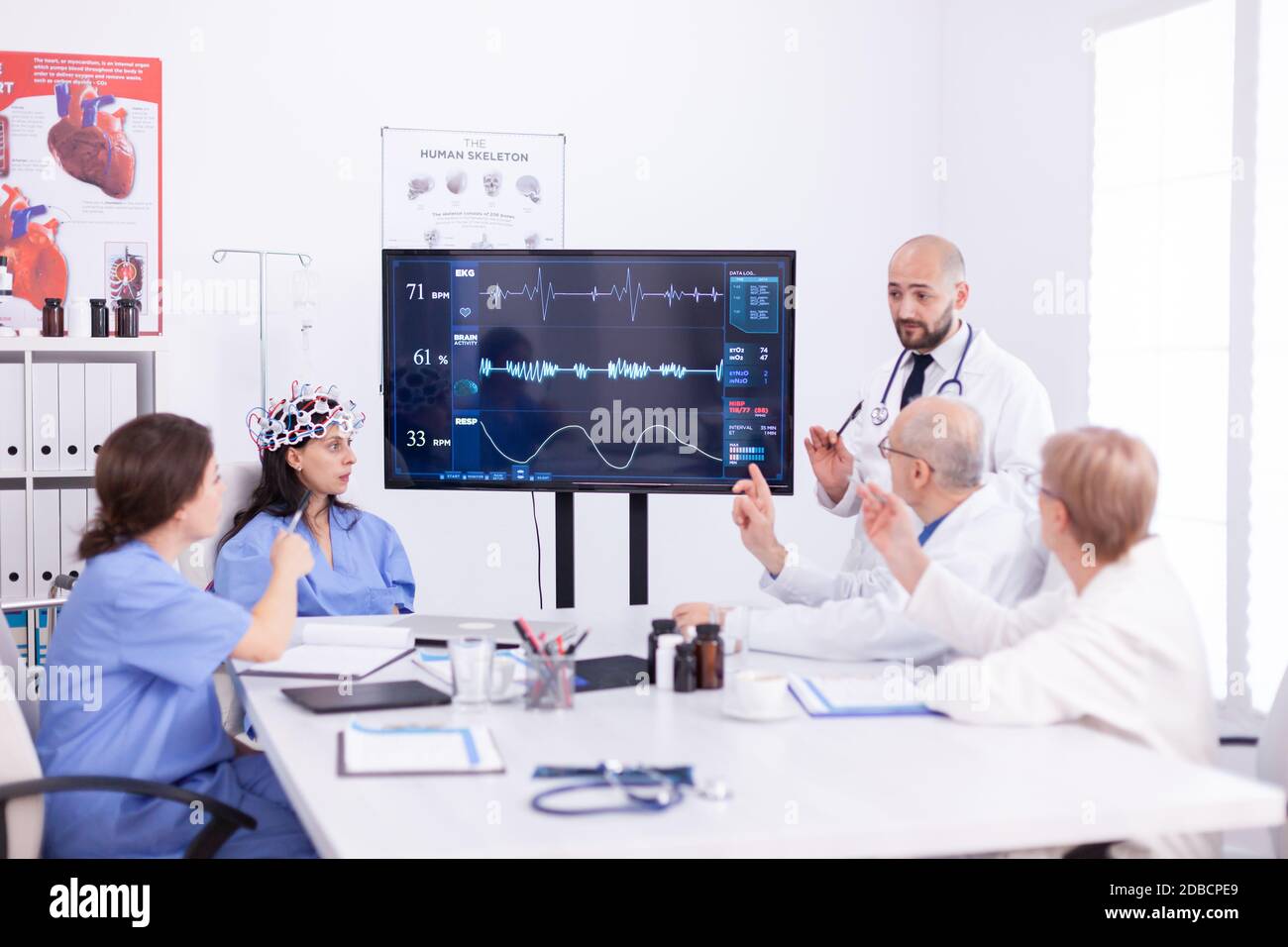 Brain waves monitor hi-res stock photography and images - Alamy