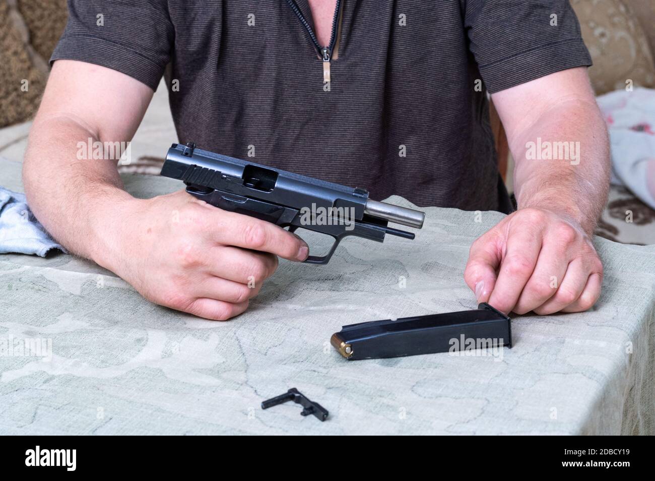 The master shows the purity of the pistol. A pistol without cartridges ...