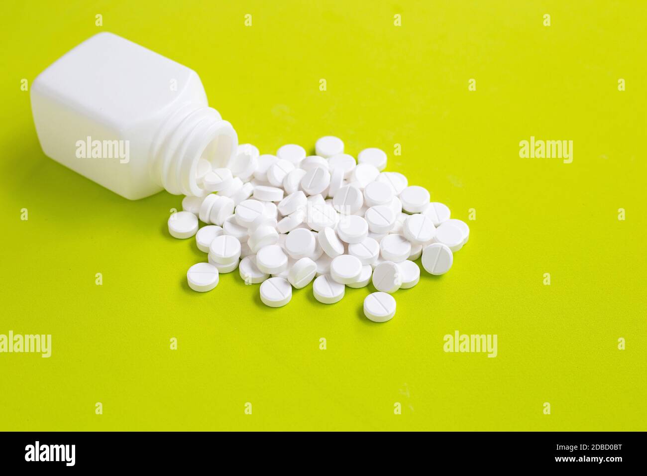 Tablets of Paracetamol on green background. Copy space Stock Photo - Alamy