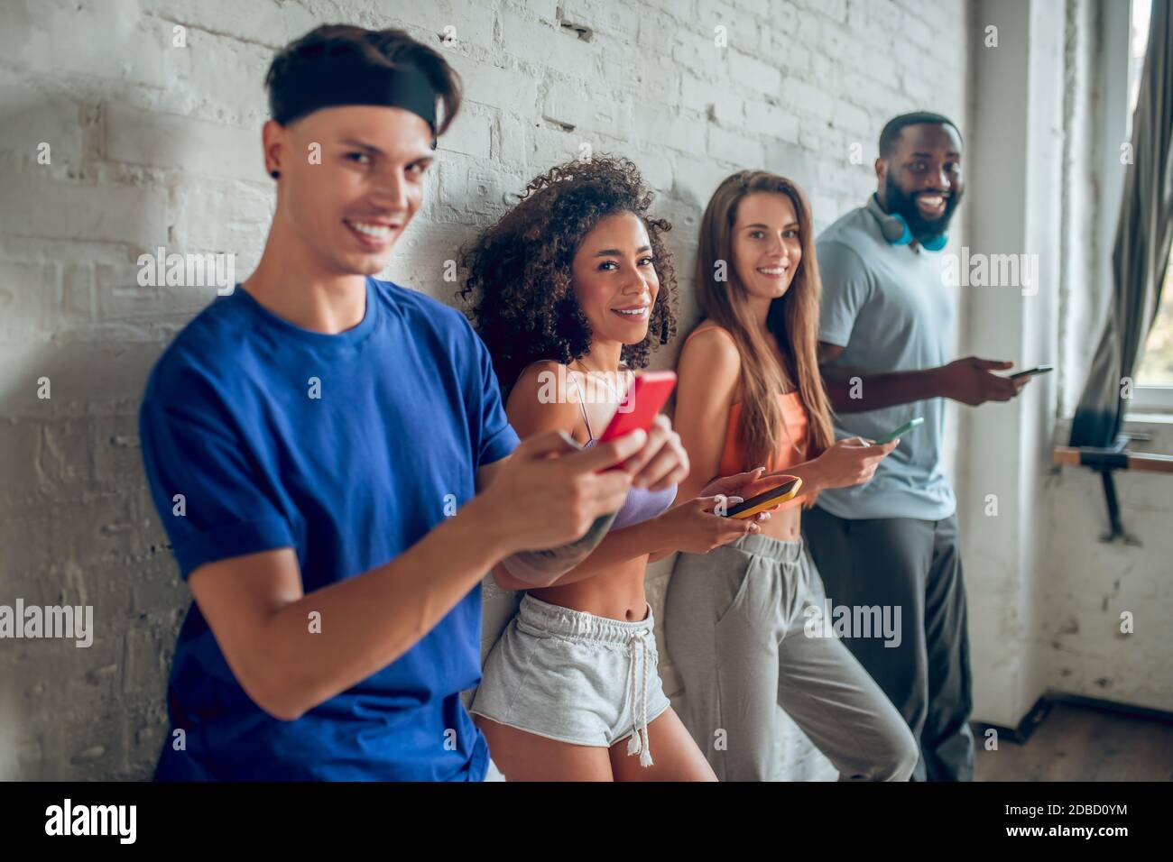 Group of friends using their smartphones simultaneously Stock Photo - Alamy
