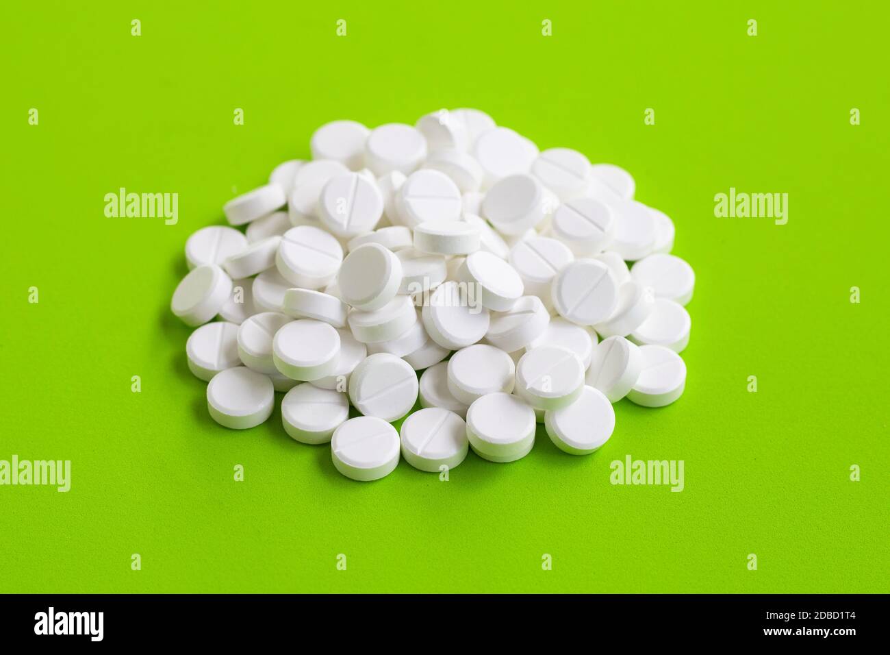 Tablets of Paracetamol on green background Stock Photo - Alamy