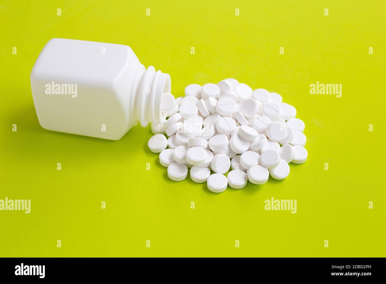Tablets of Paracetamol on green background Stock Photo - Alamy