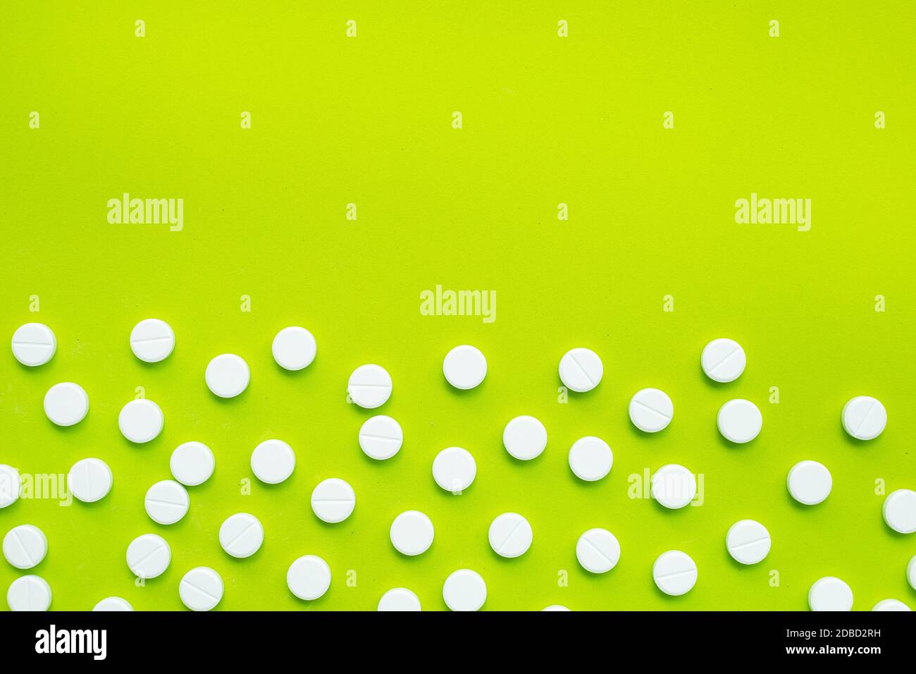 Tablets of Paracetamol on green background Stock Photo - Alamy