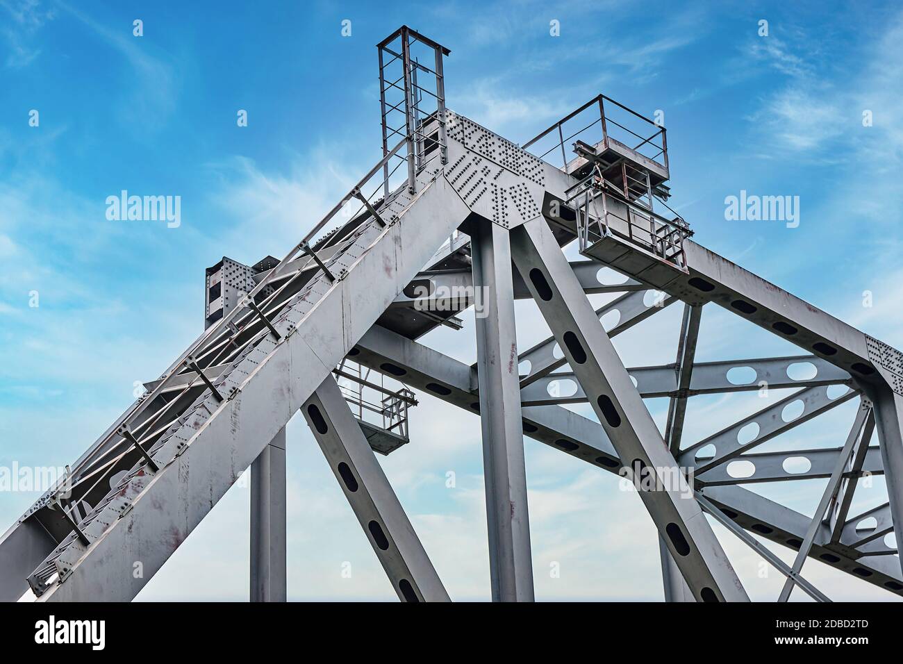 Bridge over train track hi-res stock photography and images - Alamy