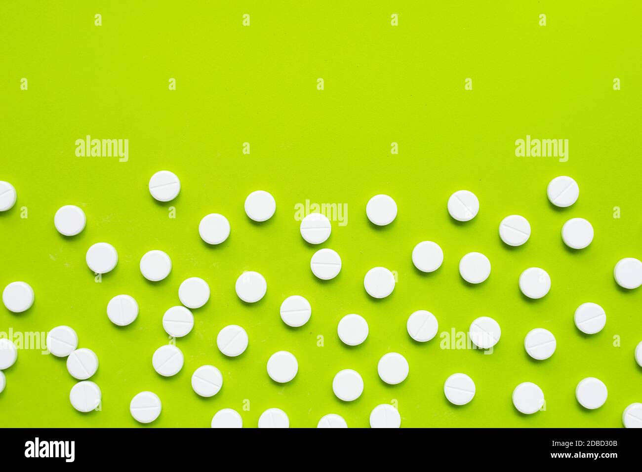 Tablets of Paracetamol on green background Stock Photo - Alamy