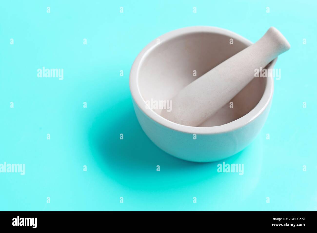 Science mortar pestle hands hi-res stock photography and images - Alamy