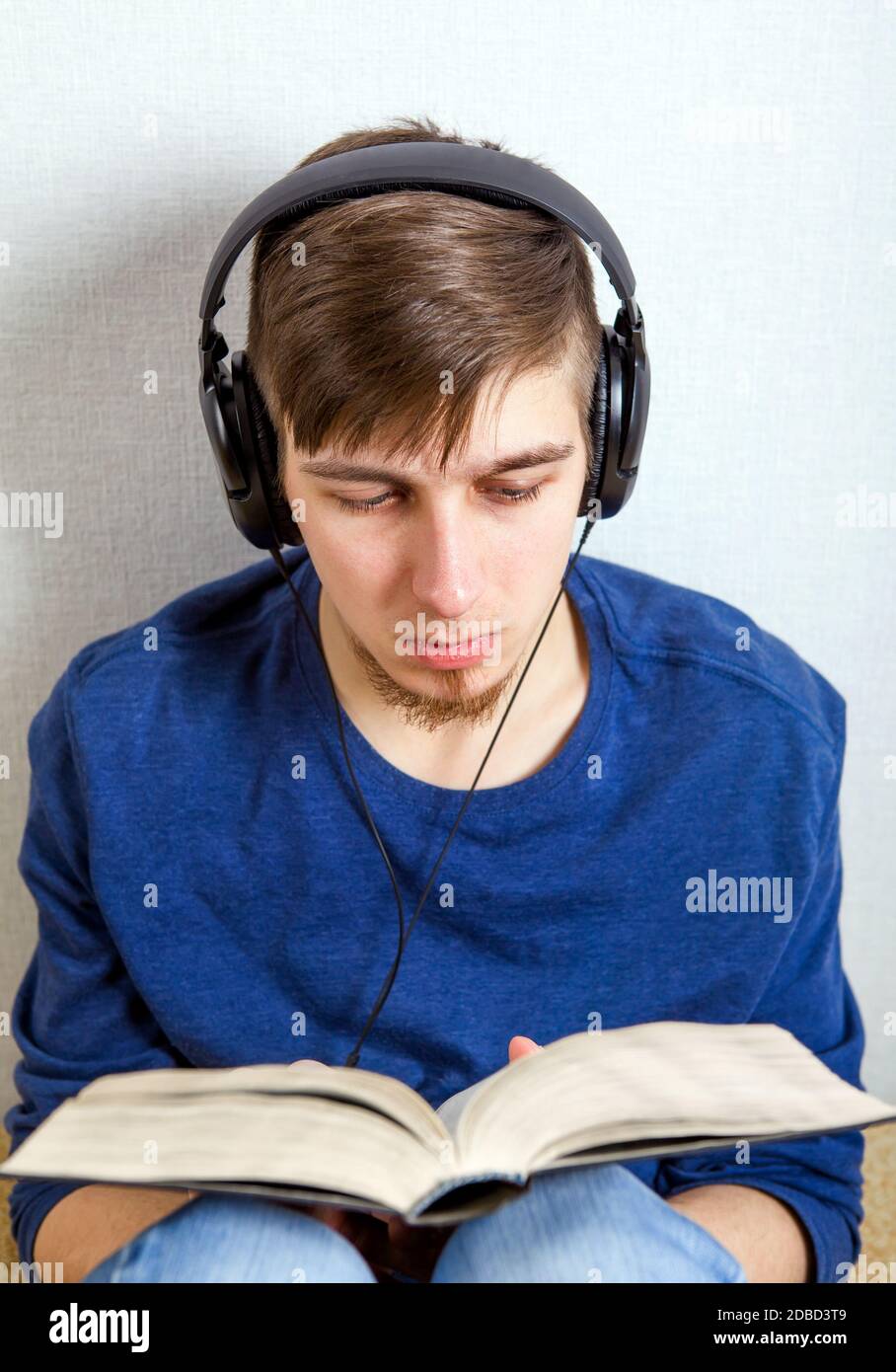 Man reading dictionary hi-res stock photography and images - Alamy