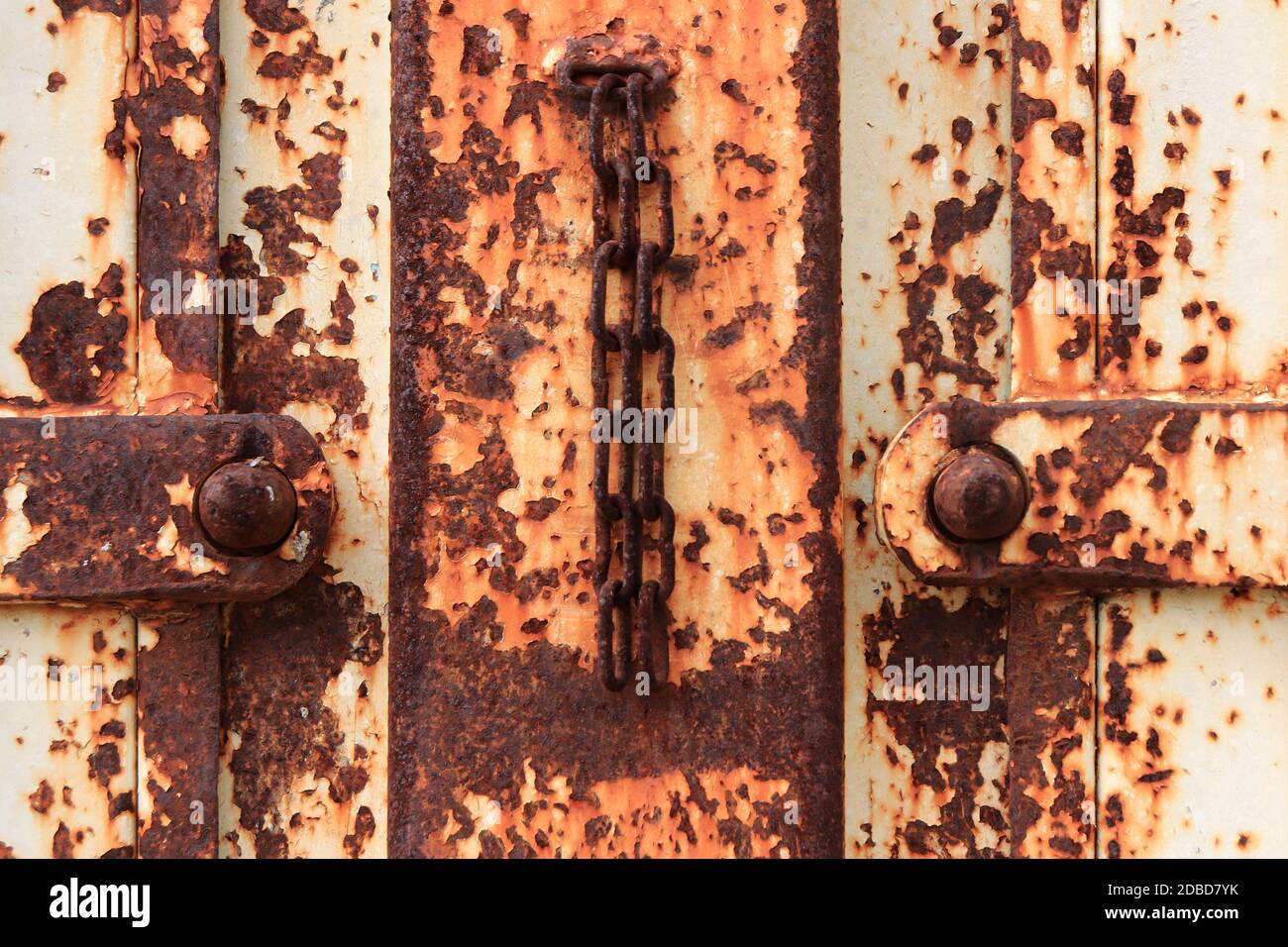 Metallic rusted items. Rust chain and lock mechanism Stock Photo - Alamy