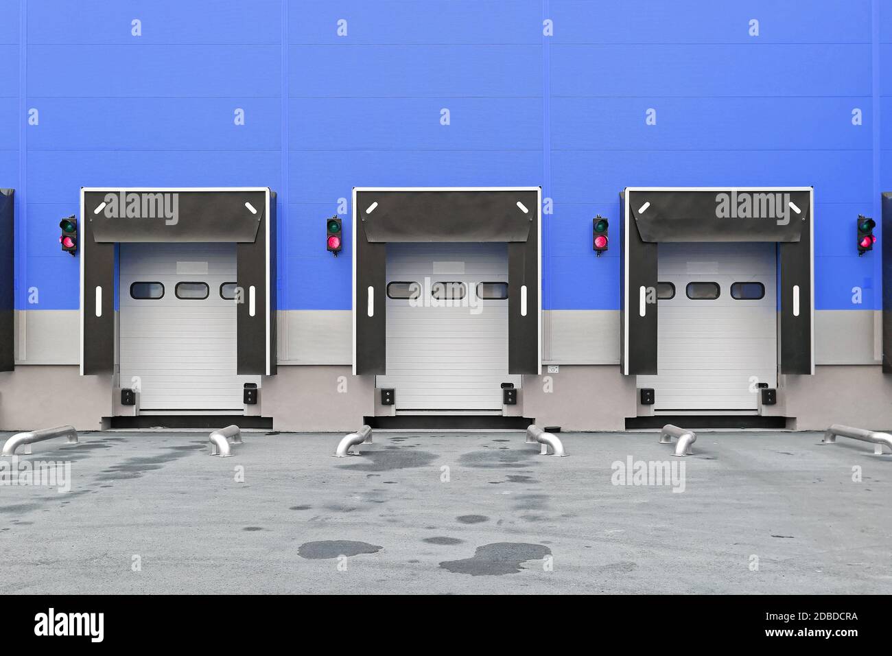 Dock doors hi-res stock photography and images - Alamy