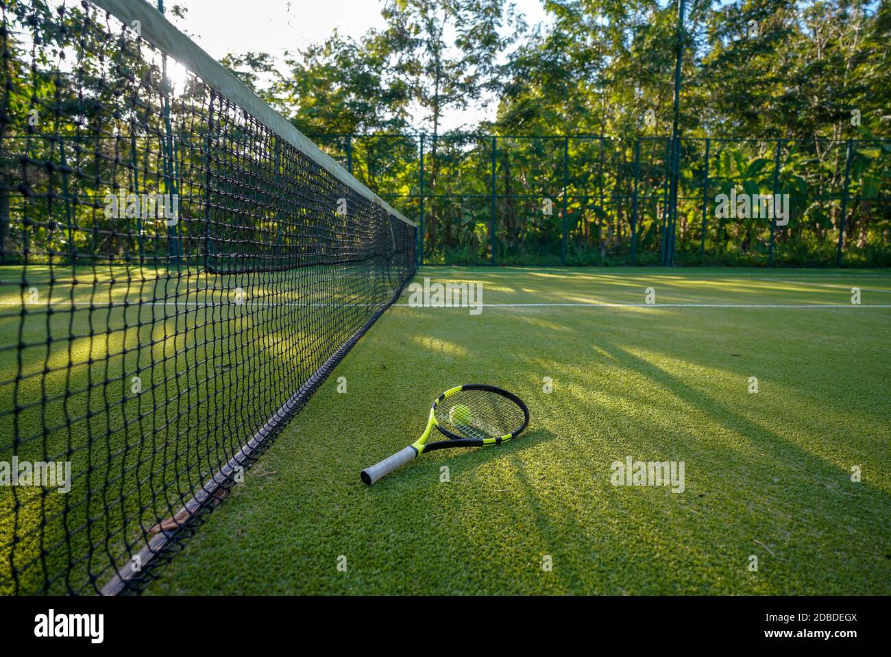 Empty tennis pitch hi-res stock photography and images - Alamy