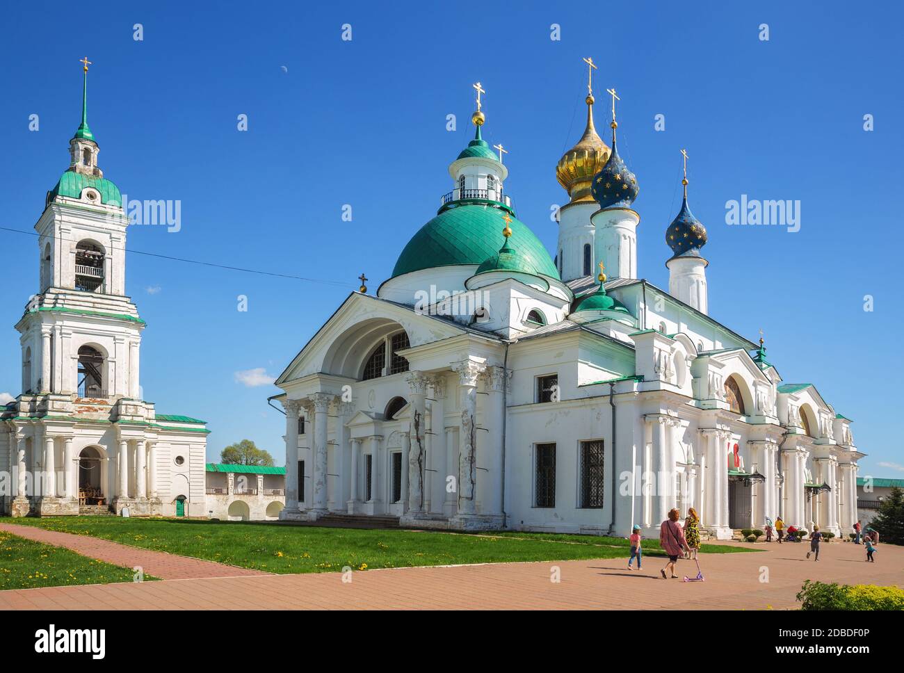 ROSTOV, RUSSIA - MAY 11, 2019: People look at the architectural complex ...