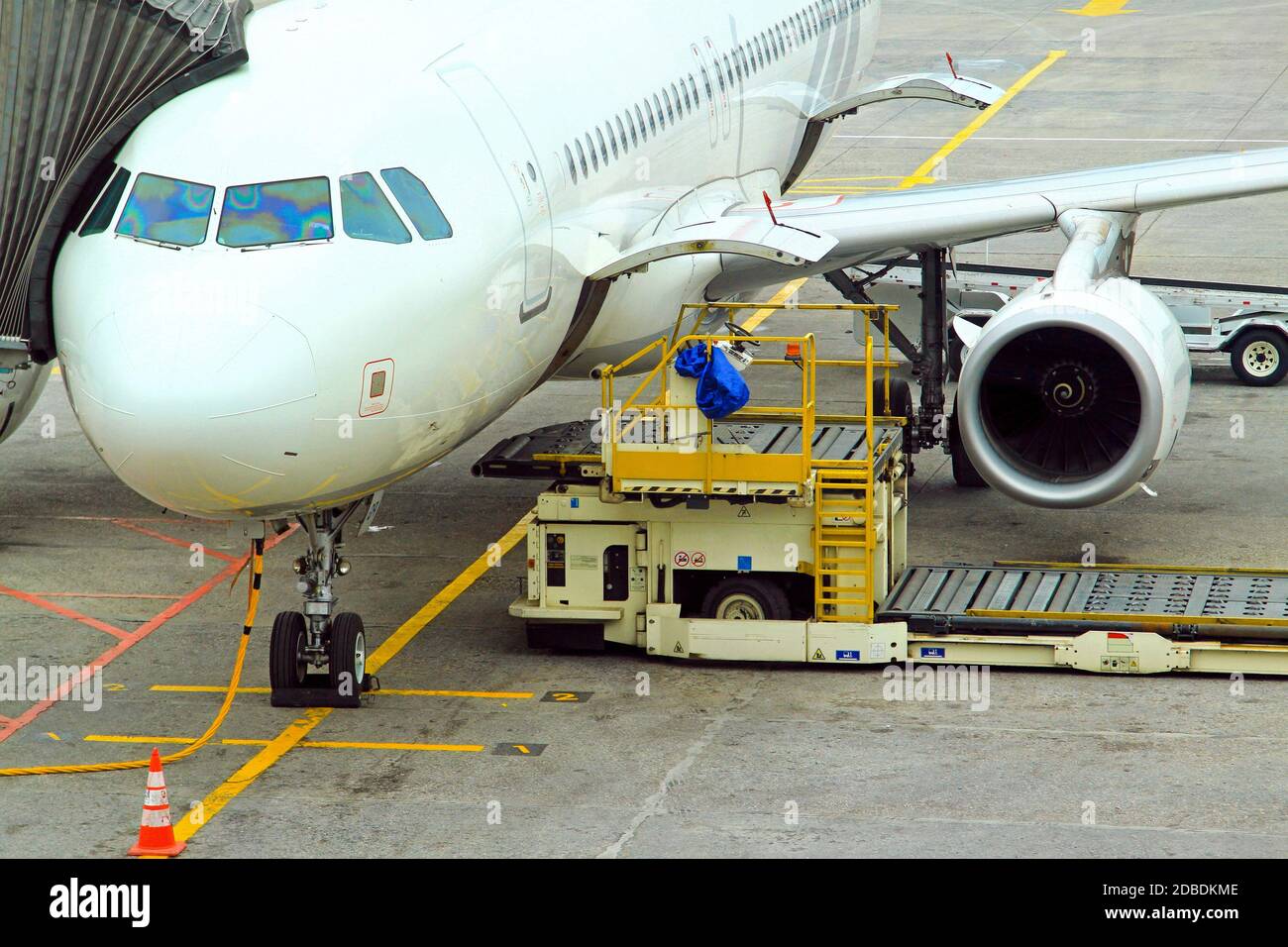 Aircraft at terminal with freight lift loader Stock Photo - Alamy