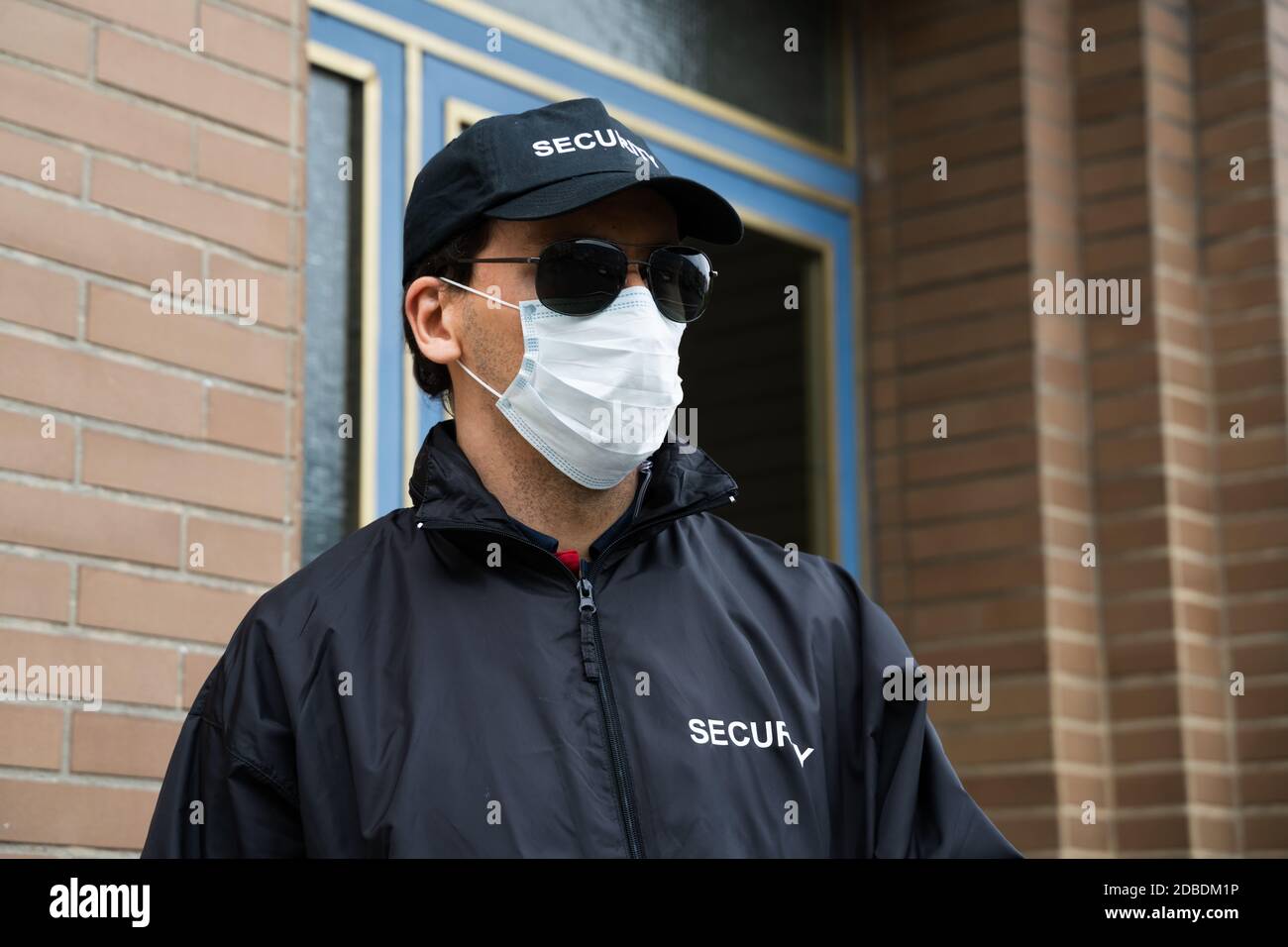 Armed police outside entrance hi-res stock photography and images - Alamy