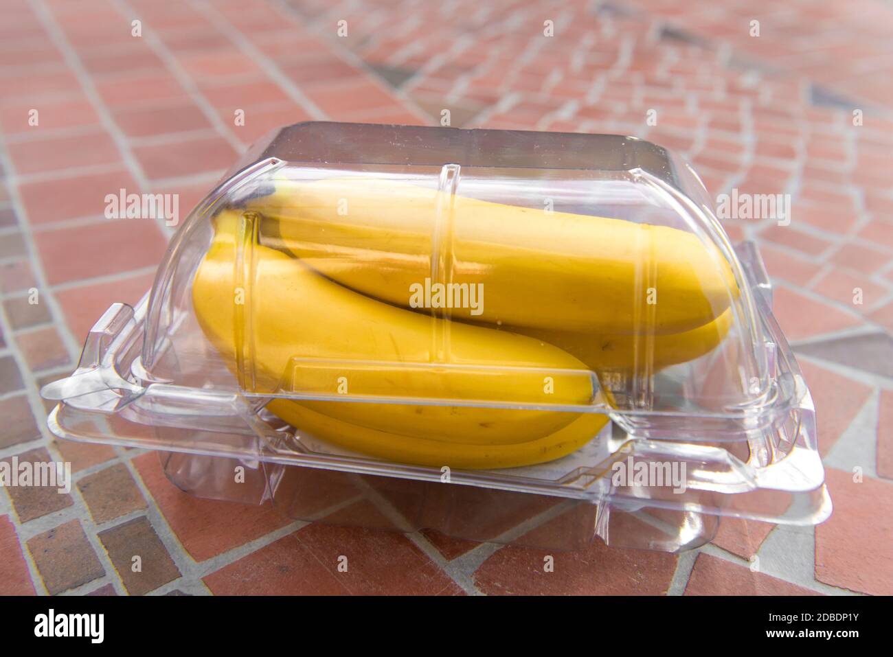 Plastic tray containers of fresh bananas Stock Photo - Alamy