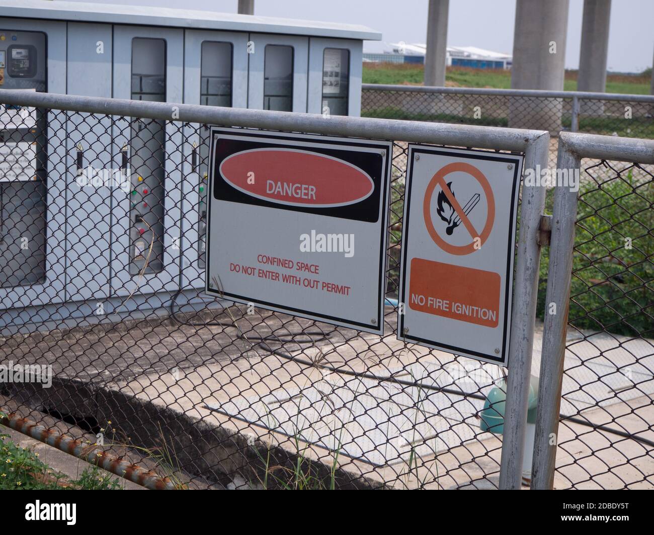 Restricted Area Sign on wire mesh fence Stock Photo - Alamy