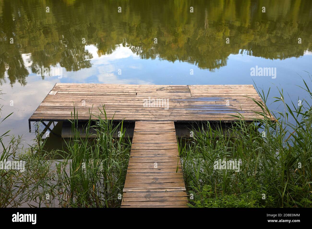 Lakeside pier landscape in autumn sunny weather Stock Photo - Alamy