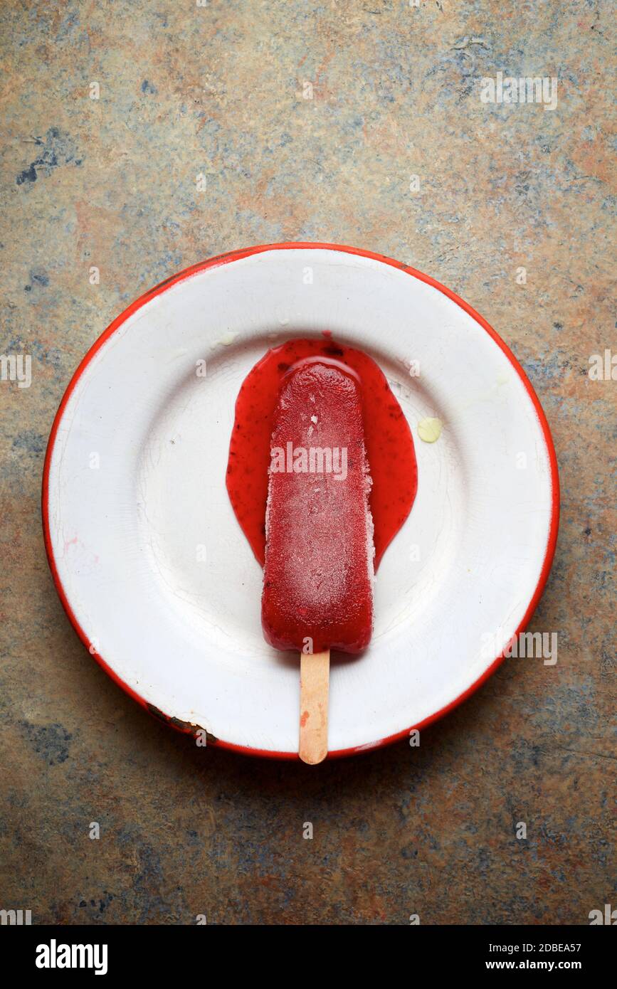 Melting popsicle lolly ice hi-res stock photography and images - Alamy