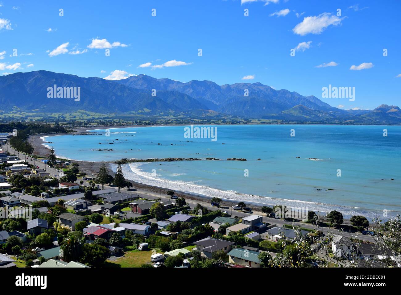 The town Kaikoura with its beach, ocean with turquoise water and ...