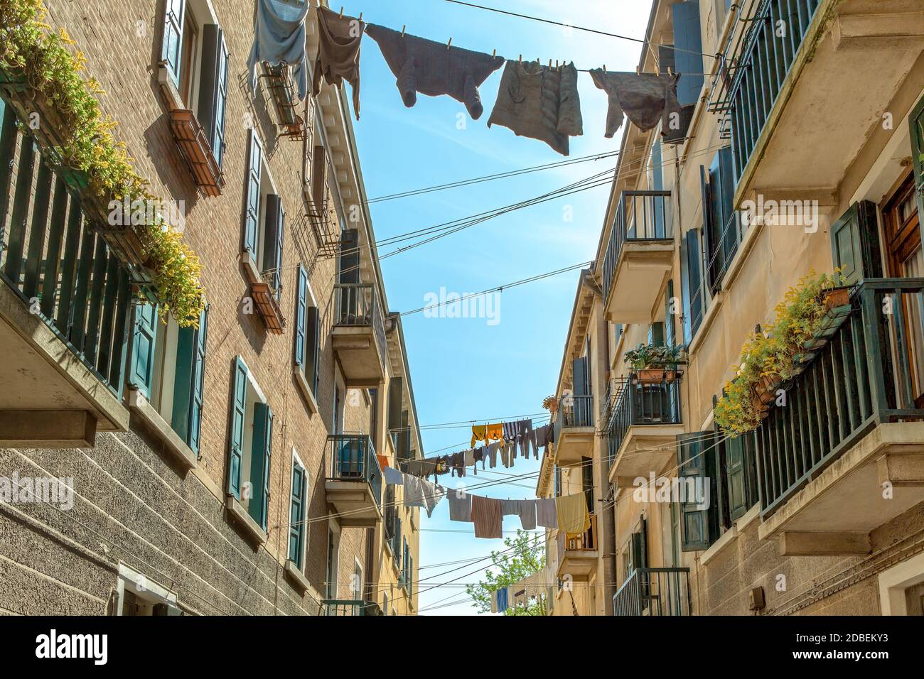 Clothes line between buildings hi-res stock photography and images - Alamy