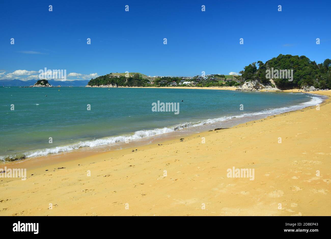 The bay of Kaiteriteri with its wonderful golden sandy beach. Some ...