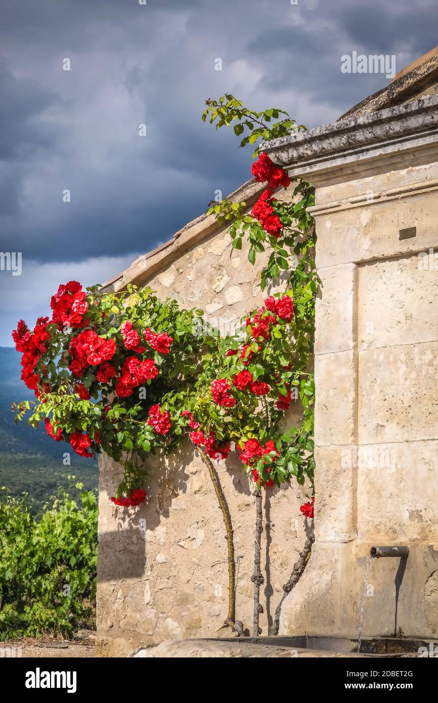 Villars in luberon provence france hi-res stock photography and images ...