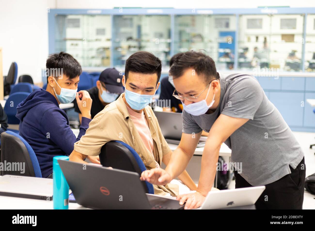 17/11/2020 Teacher or professor & College or university Students with ...