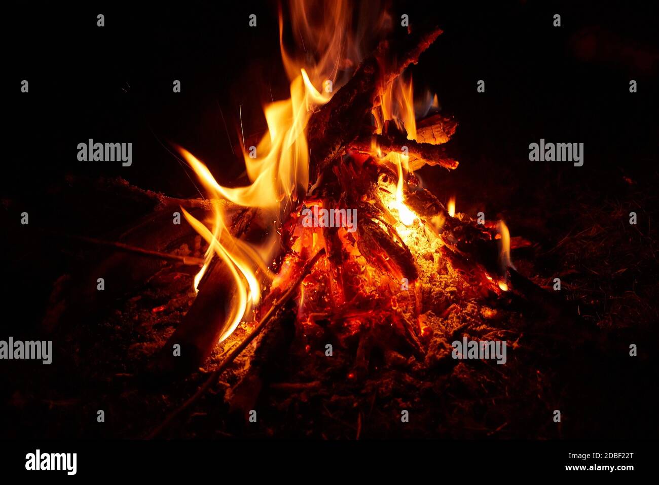 Camp fire burning in the night Stock Photo - Alamy