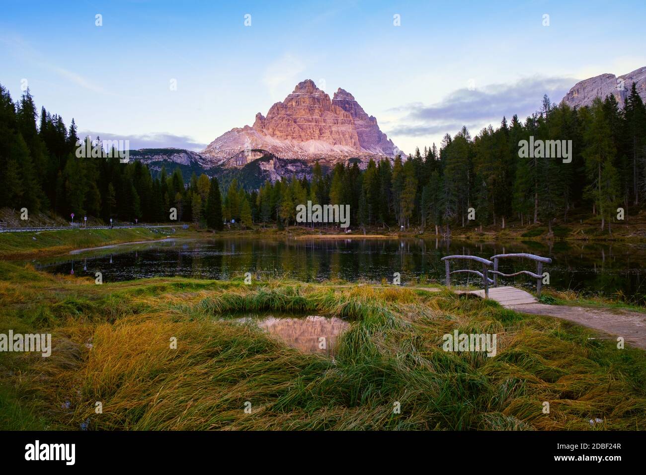 Sunset landscapes in Lake Antorno (Lago di Antorno), autumn mountain ...