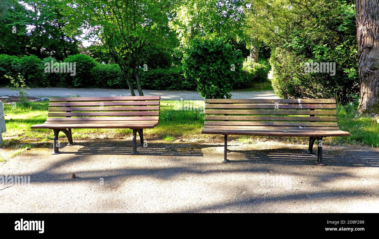 Empty park benches hi-res stock photography and images - Alamy
