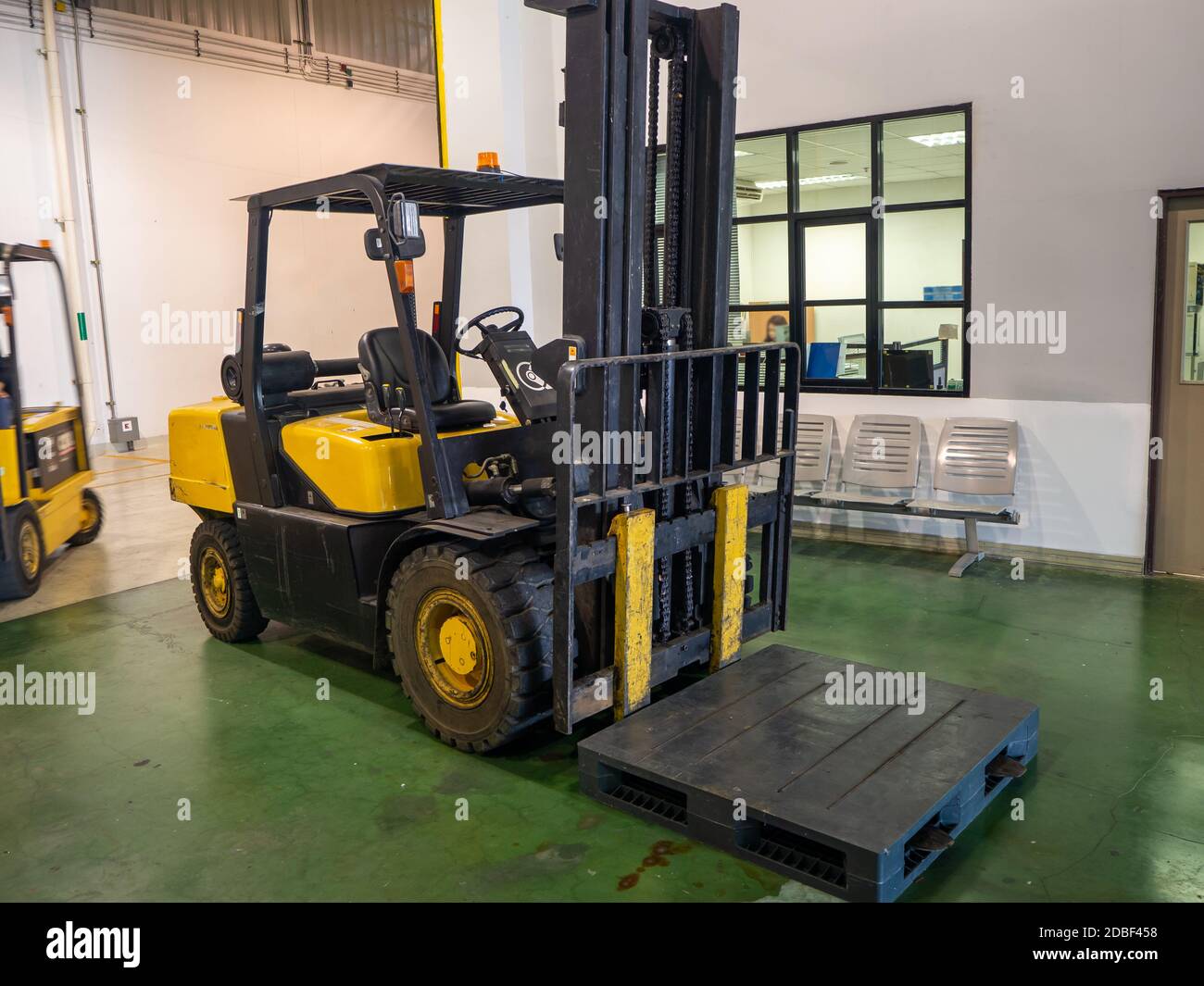 Shelf stacker hi-res stock photography and images - Alamy