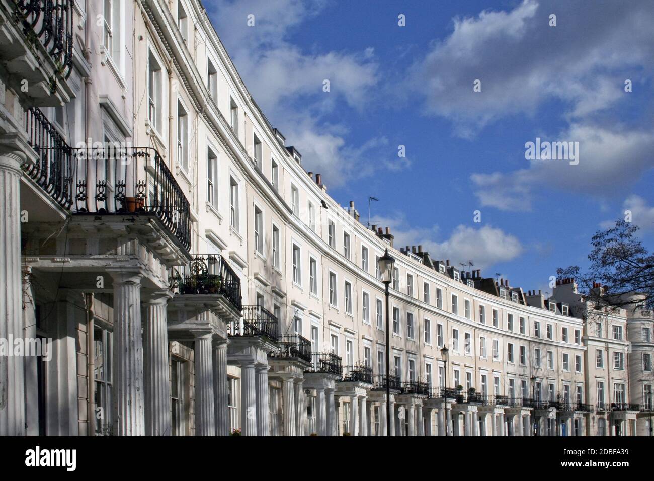 Oval houses in residential hi-res stock photography and images - Alamy