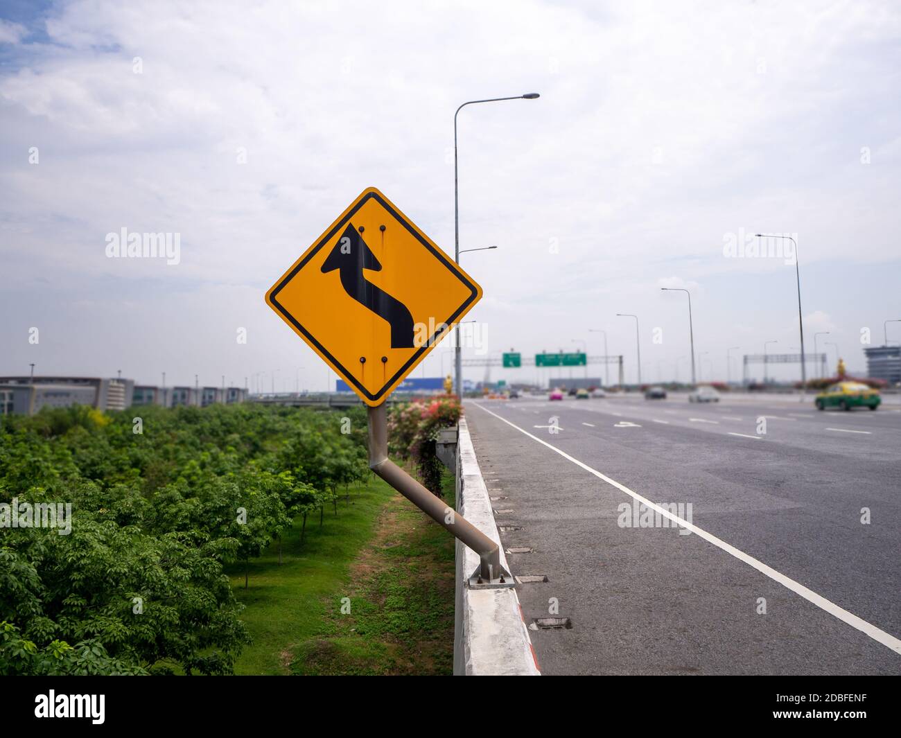 Expressway arrow sign Curve warning sign on the road Stock Photo - Alamy