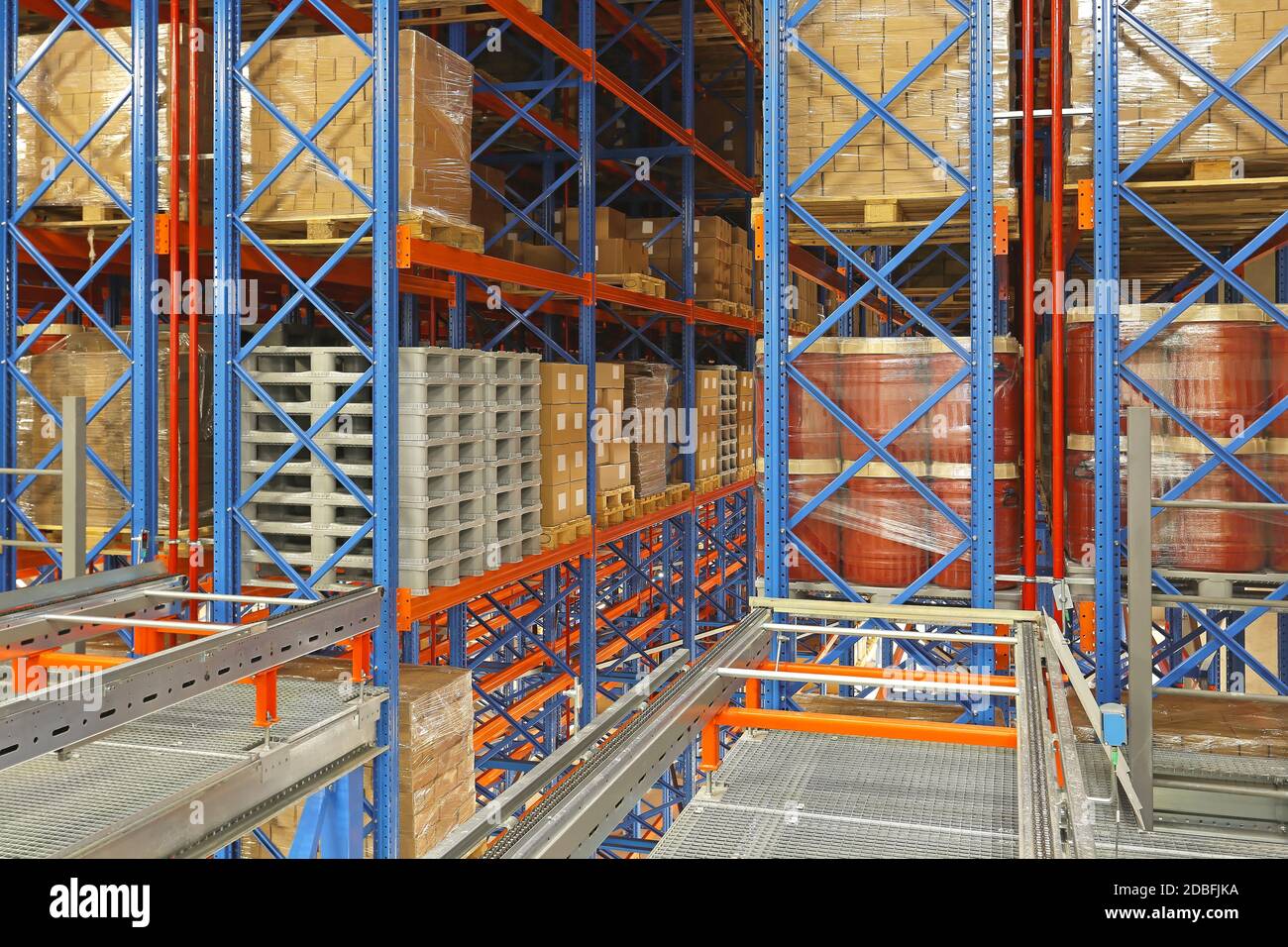 Distribution Warehouse With Automated Storage and Retrieval System ...