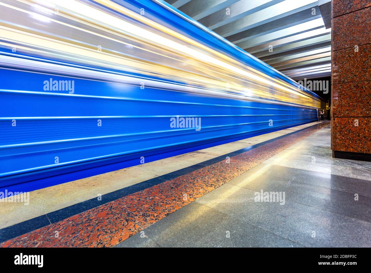 Tunnel in subway train approaching hi-res stock photography and images ...