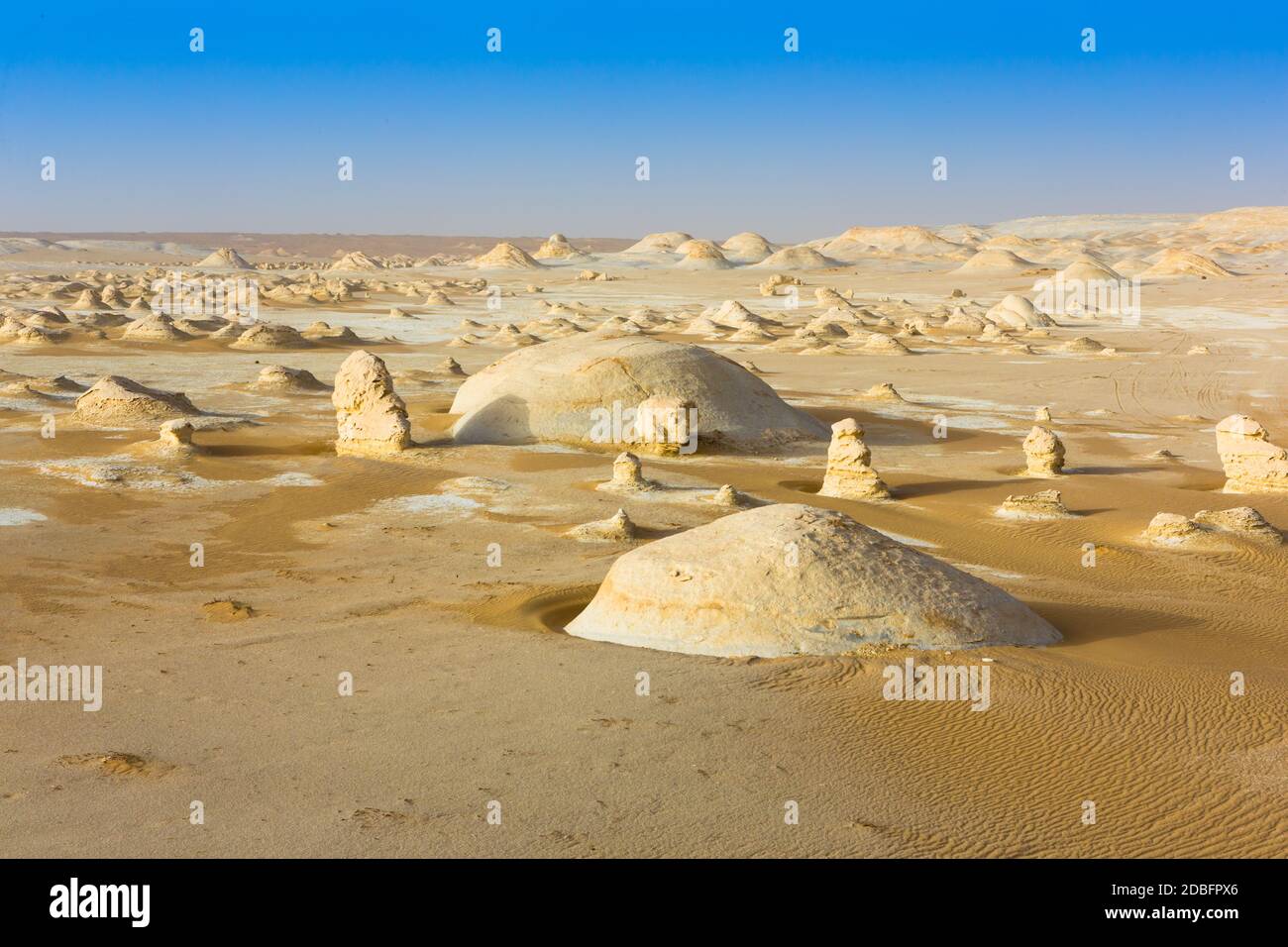 White Desert at Farafra in the Sahara of Egypt. Africa Stock Photo - Alamy